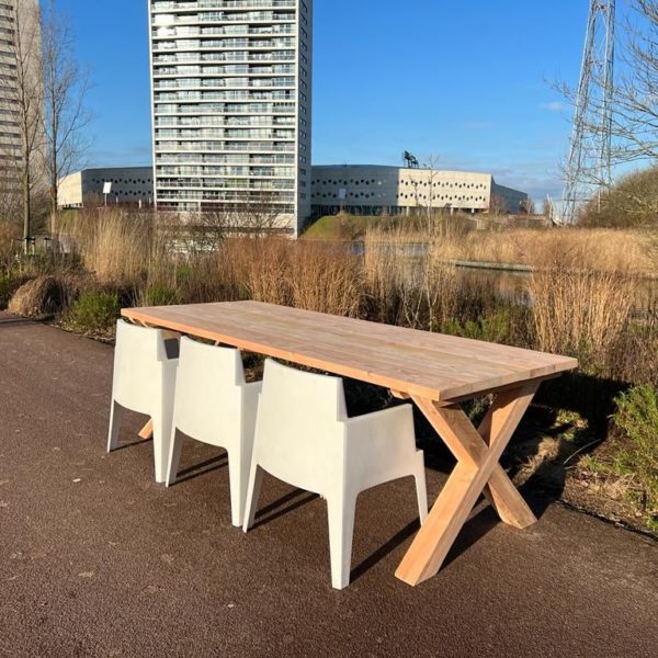 Douglashout tuintafel Dyon met dwarsbalken kopen? Bestel nu [20%]