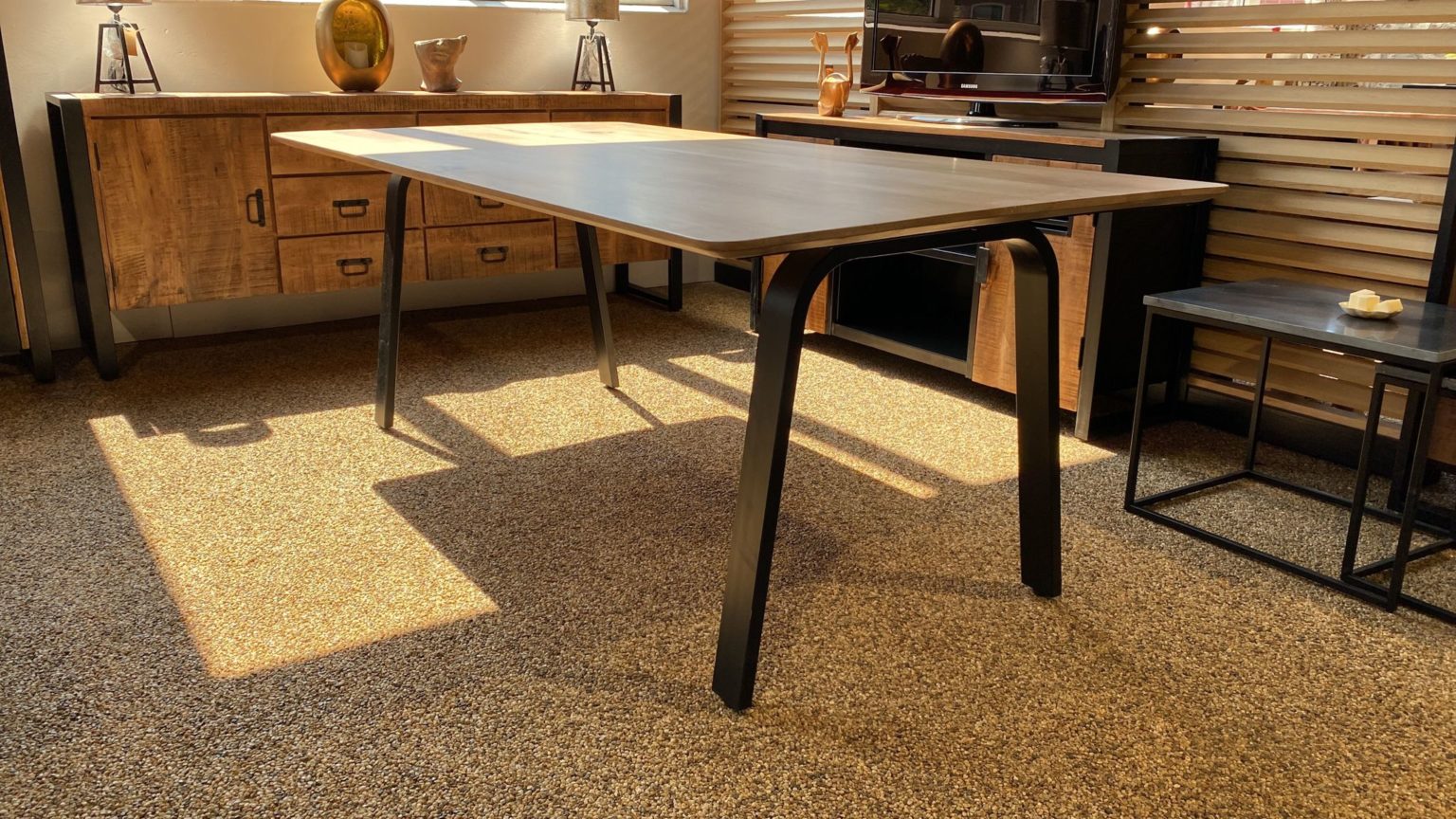 Mangohouten eettafel Dudley met afgeronde hoeken kopen? Bestel nu [20%]