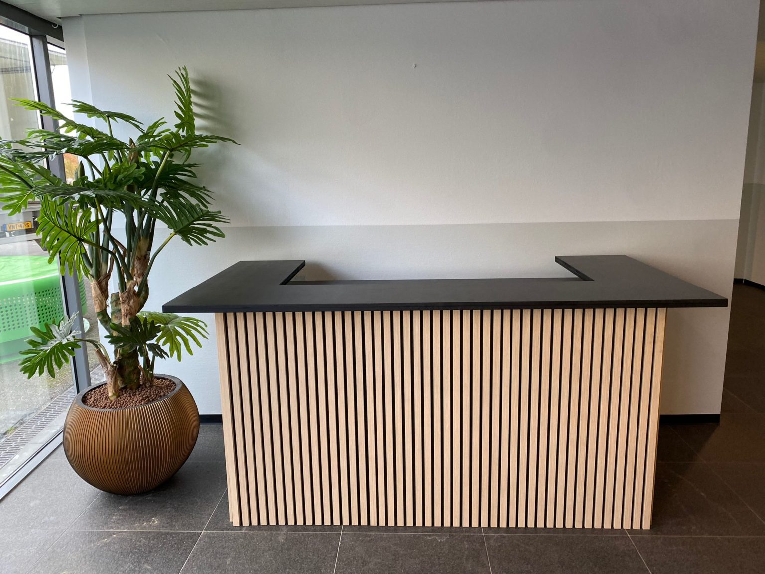 Eikenhouten toonbank Aimee met akoestische panelen kopen? Bestel nu [20%]